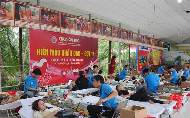 TỪ CHỐN THIỀN MÔN - LAN TỎA TÌNH NGƯỜI